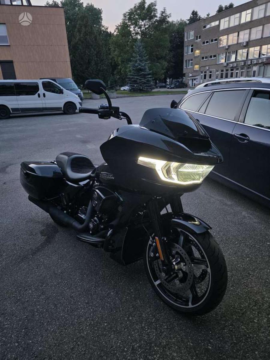 Black Harley-Davidson Road Glide 2024 in Klaipeda, with an engine capacity of 1.92 L and mileage of 9 thousand km for 25410 €, photo 11 on AUTOMOTO.COM.LV