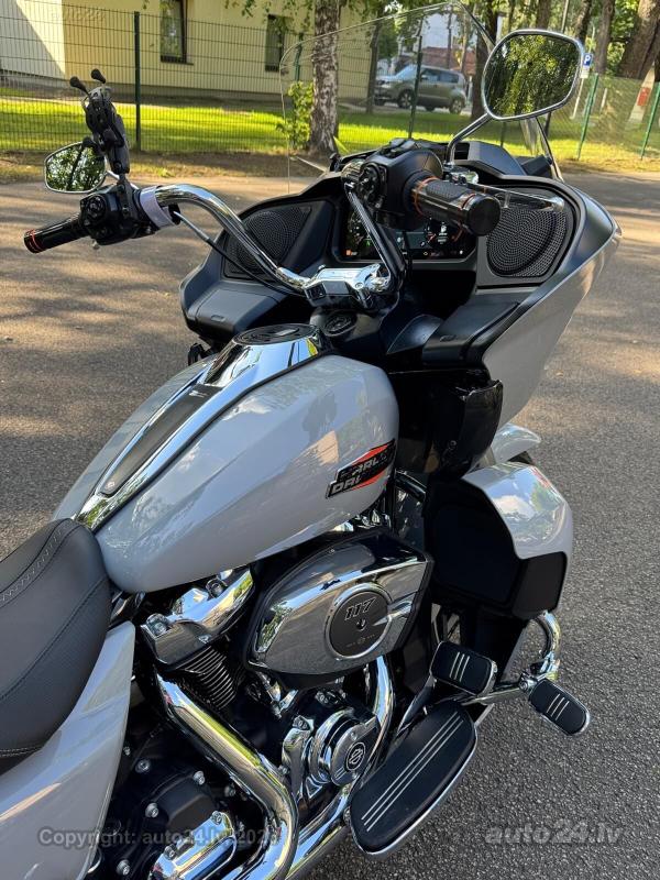 Black Harley-Davidson Road Glide 2025 in Tallinn, with an engine capacity of 1.92 L and mileage of 14 thousand km for 28900 €, photo 3 on AUTOMOTO.COM.LV