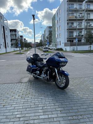 Zils Harley-Davidson Road Glide 2015 Tallina, ar dzinēja tilpumu 1.80 L un nobraukumu 39 tūkst. km par 17200 €, foto  vietnē AUTOMOTO.COM.LV