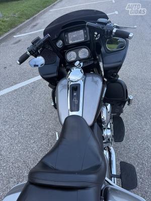 Pelēks Harley-Davidson Road Glide 2016 Marijampole, ar dzinēja tilpumu 1.70 L un nobraukumu 69 tūkst. km par 14200 €, foto 9 vietnē AUTOMOTO.COM.LV
