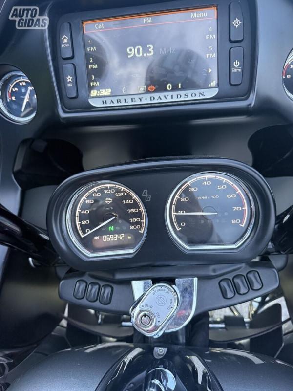 Pelēks Harley-Davidson Road Glide 2016 Marijampole, ar dzinēja tilpumu 1.70 L un nobraukumu 69 tūkst. km par 14200 €, foto 10 vietnē AUTOMOTO.COM.LV