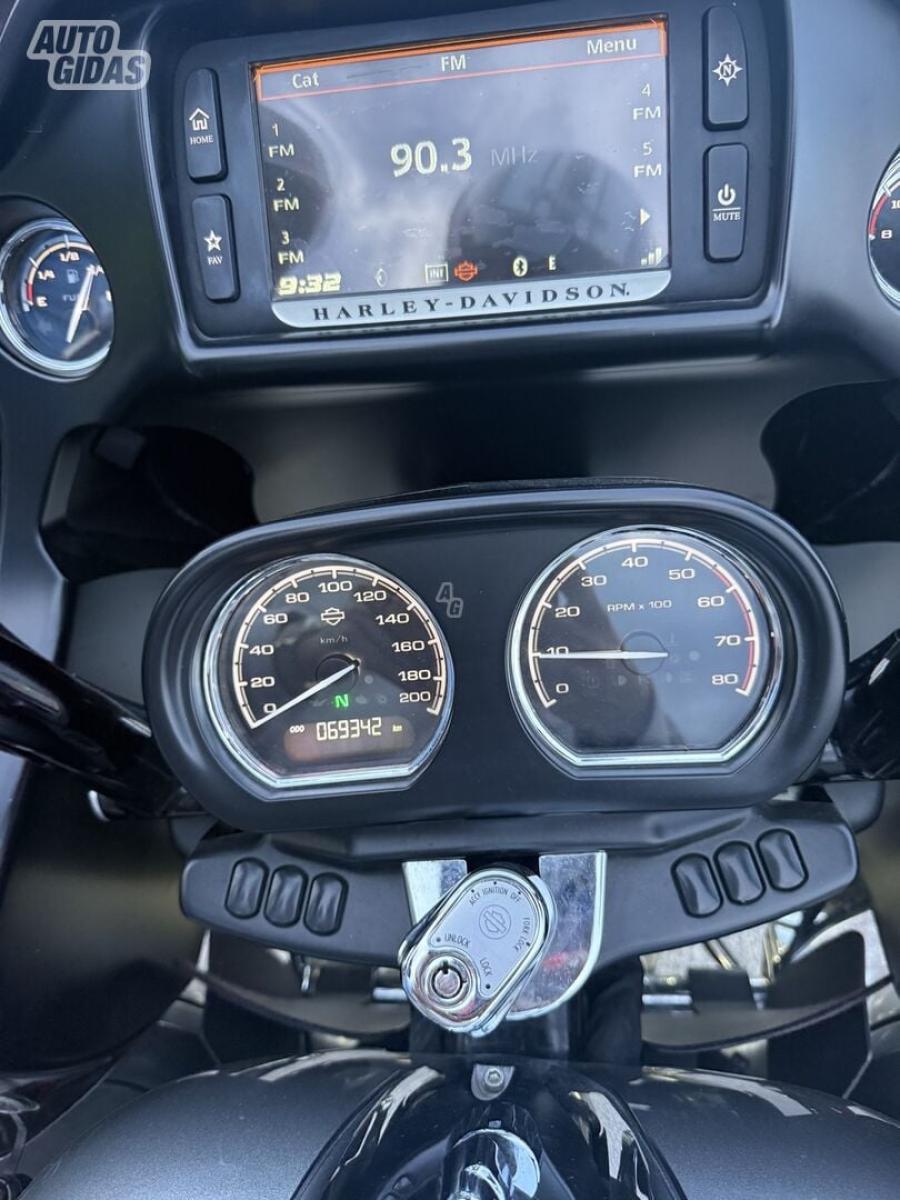 Pelēks Harley-Davidson Road Glide 2016 Marijampole, ar dzinēja tilpumu 1.70 L un nobraukumu 69 tūkst. km par 14200 €, foto 11 vietnē AUTOMOTO.COM.LV