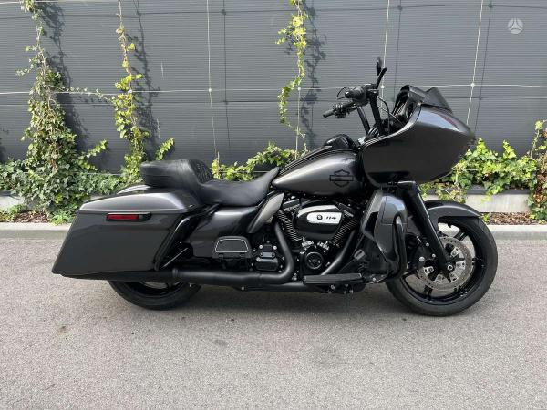 Harley-Davidson Road Glide 2021 in Klaipeda on AUTOMOTO.COM.LV Grey Harley-Davidson Road Glide 2021 in Klaipeda, with an engine capacity of 1.90 L and mileage of 27 thousand km for 16600 €, photo 1 on AUTOMOTO.COM.LV
