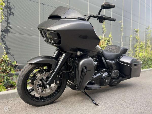Harley-Davidson Road Glide 2021 in Klaipeda on AUTOMOTO.COM.LV Grey Harley-Davidson Road Glide 2021 in Klaipeda, with an engine capacity of 1.90 L and mileage of 27 thousand km for 16600 €, photo 4 on AUTOMOTO.COM.LV