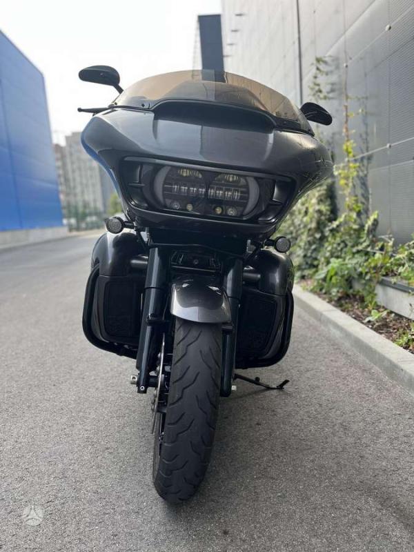 Harley-Davidson Road Glide 2021 in Klaipeda on AUTOMOTO.COM.LV Grey Harley-Davidson Road Glide 2021 in Klaipeda, with an engine capacity of 1.90 L and mileage of 27 thousand km for 16600 €, photo 5 on AUTOMOTO.COM.LV