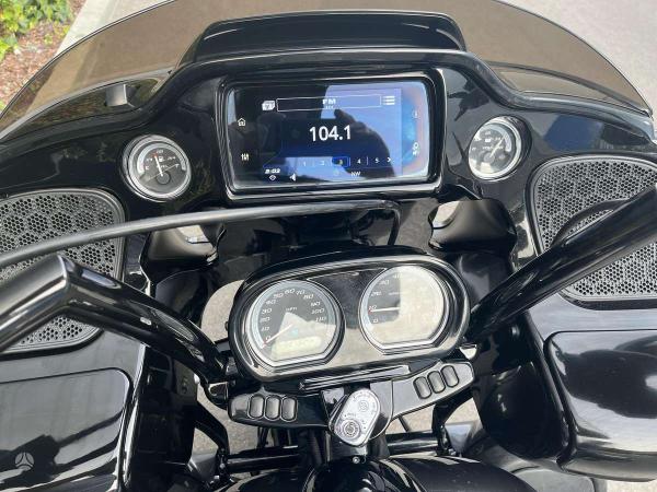 Harley-Davidson Road Glide 2021 in Klaipeda on AUTOMOTO.COM.LV Grey Harley-Davidson Road Glide 2021 in Klaipeda, with an engine capacity of 1.90 L and mileage of 27 thousand km for 16600 €, photo 8 on AUTOMOTO.COM.LV