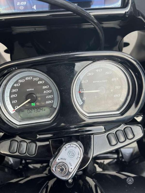 Harley-Davidson Road Glide 2021 in Klaipeda on AUTOMOTO.COM.LV Grey Harley-Davidson Road Glide 2021 in Klaipeda, with an engine capacity of 1.90 L and mileage of 27 thousand km for 16600 €, photo 9 on AUTOMOTO.COM.LV