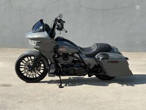 Pelēks Harley-Davidson Road Glide 2024 Jelgava, ar dzinēja tilpumu 1.92 L un nobraukumu 4 tūkst. km par 32000 €, foto  vietnē AUTOMOTO.COM.LV