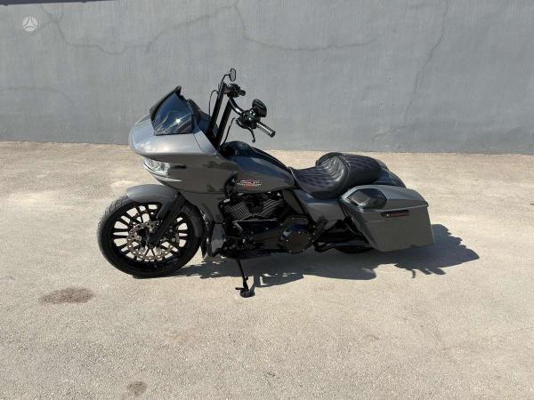 Pelēks Harley-Davidson Road Glide 2024 Jelgava, ar dzinēja tilpumu 1.92 L un nobraukumu 4 tūkst. km par 32000 €, foto 3 vietnē AUTOMOTO.COM.LV