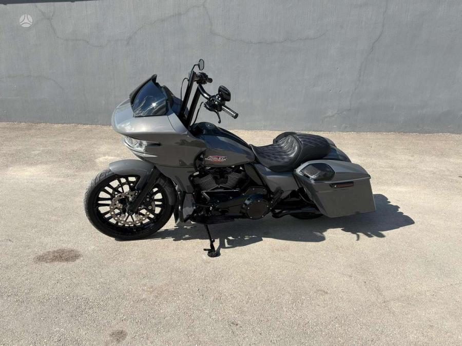 Pelēks Harley-Davidson Road Glide 2024 Jelgava, ar dzinēja tilpumu 1.92 L un nobraukumu 4 tūkst. km par 32000 €, foto 4 vietnē AUTOMOTO.COM.LV