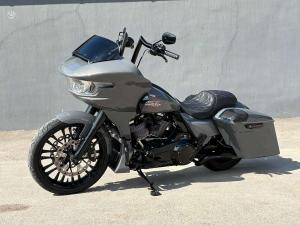 Pelēks Harley-Davidson Road Glide 2024 Jelgava, ar dzinēja tilpumu 1.92 L un nobraukumu 4 tūkst. km par 32000 €, foto 6 vietnē AUTOMOTO.COM.LV