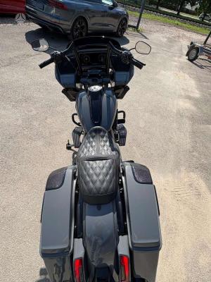 Pelēks Harley-Davidson Road Glide 2024 Jelgava, ar dzinēja tilpumu 1.92 L un nobraukumu 4 tūkst. km par 32000 €, foto 9 vietnē AUTOMOTO.COM.LV