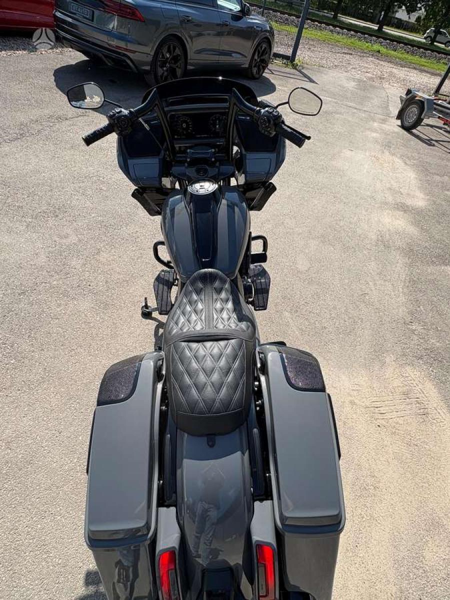 Pelēks Harley-Davidson Road Glide 2024 Jelgava, ar dzinēja tilpumu 1.92 L un nobraukumu 4 tūkst. km par 32000 €, foto 9 vietnē AUTOMOTO.COM.LV