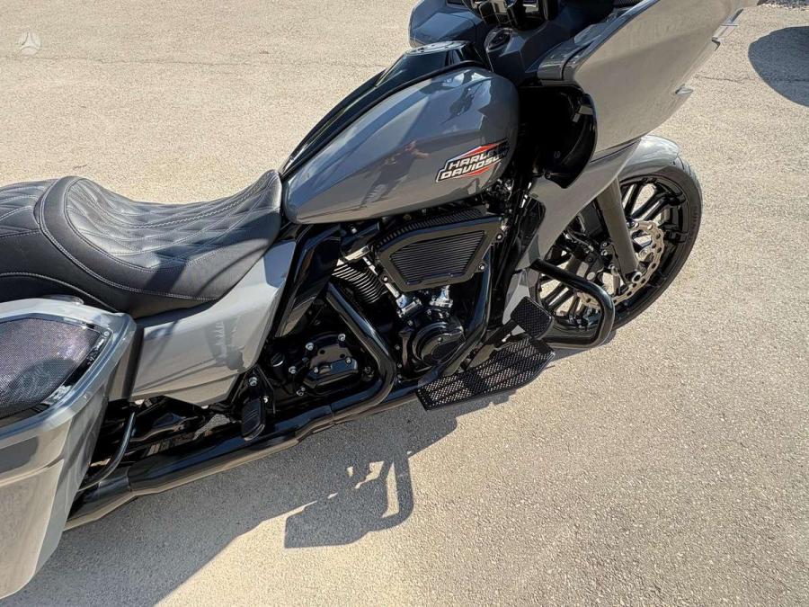 Pelēks Harley-Davidson Road Glide 2024 Jelgava, ar dzinēja tilpumu 1.92 L un nobraukumu 4 tūkst. km par 32000 €, foto 10 vietnē AUTOMOTO.COM.LV