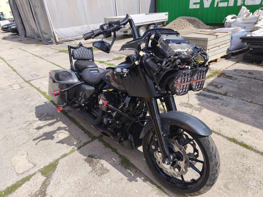 Grey Harley-Davidson Road Glide 2024 in Kaunas, with an engine capacity of 1.75 L and mileage of 14 thousand km for 12000 €, photo 1 on AUTOMOTO.COM.LV