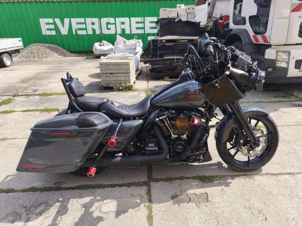 Grey Harley-Davidson Road Glide 2024 in Kaunas, with an engine capacity of 1.75 L and mileage of 14 thousand km for 12000 €, photo 4 on AUTOMOTO.COM.LV
