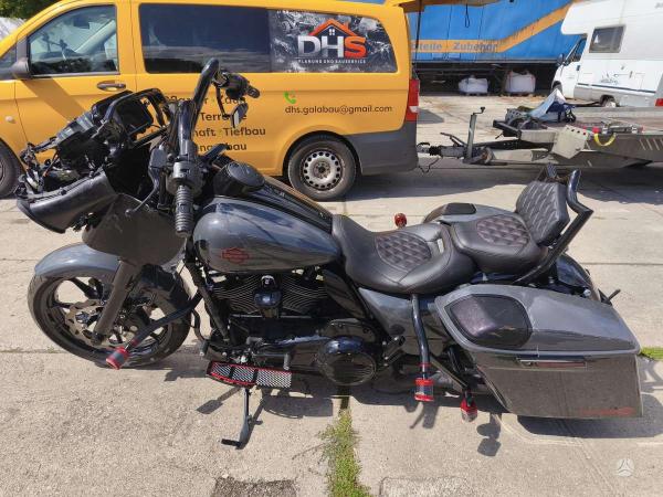 Grey Harley-Davidson Road Glide 2024 in Kaunas, with an engine capacity of 1.75 L and mileage of 14 thousand km for 12000 €, photo 5 on AUTOMOTO.COM.LV
