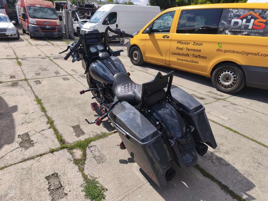 Grey Harley-Davidson Road Glide 2024 in Kaunas, with an engine capacity of 1.75 L and mileage of 14 thousand km for 12000 €, photo 7 on AUTOMOTO.COM.LV