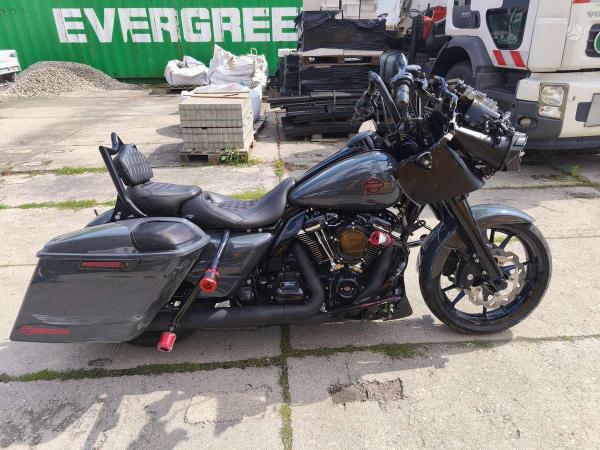 Grey Harley-Davidson Road Glide 2024 in Kaunas, with an engine capacity of 1.75 L and mileage of 14 thousand km for 12000 €, photo 8 on AUTOMOTO.COM.LV