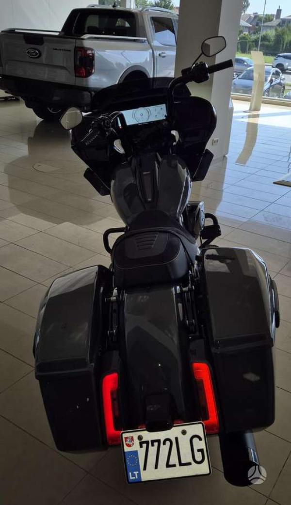 Grey Harley-Davidson Road Glide 2024 in Siauliai, with an engine capacity of 1.92 L and mileage of 8 thousand km for 24400 €, photo 6 on AUTOMOTO.COM.LV