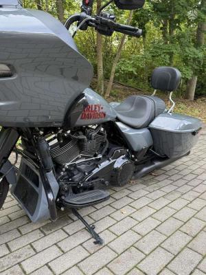 Pelēks Harley-Davidson Road Glide 2024 Klaipėda, ar dzinēja tilpumu 0.00 L un nobraukumu 14 tūkst. km par 23300 €, foto 3 vietnē AUTOMOTO.COM.LV