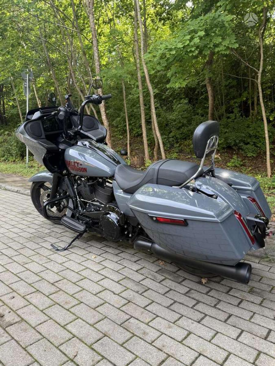 Pelēks Harley-Davidson Road Glide 2024 Klaipėda, ar dzinēja tilpumu 0.00 L un nobraukumu 14 tūkst. km par 23300 €, foto 4 vietnē AUTOMOTO.COM.LV
