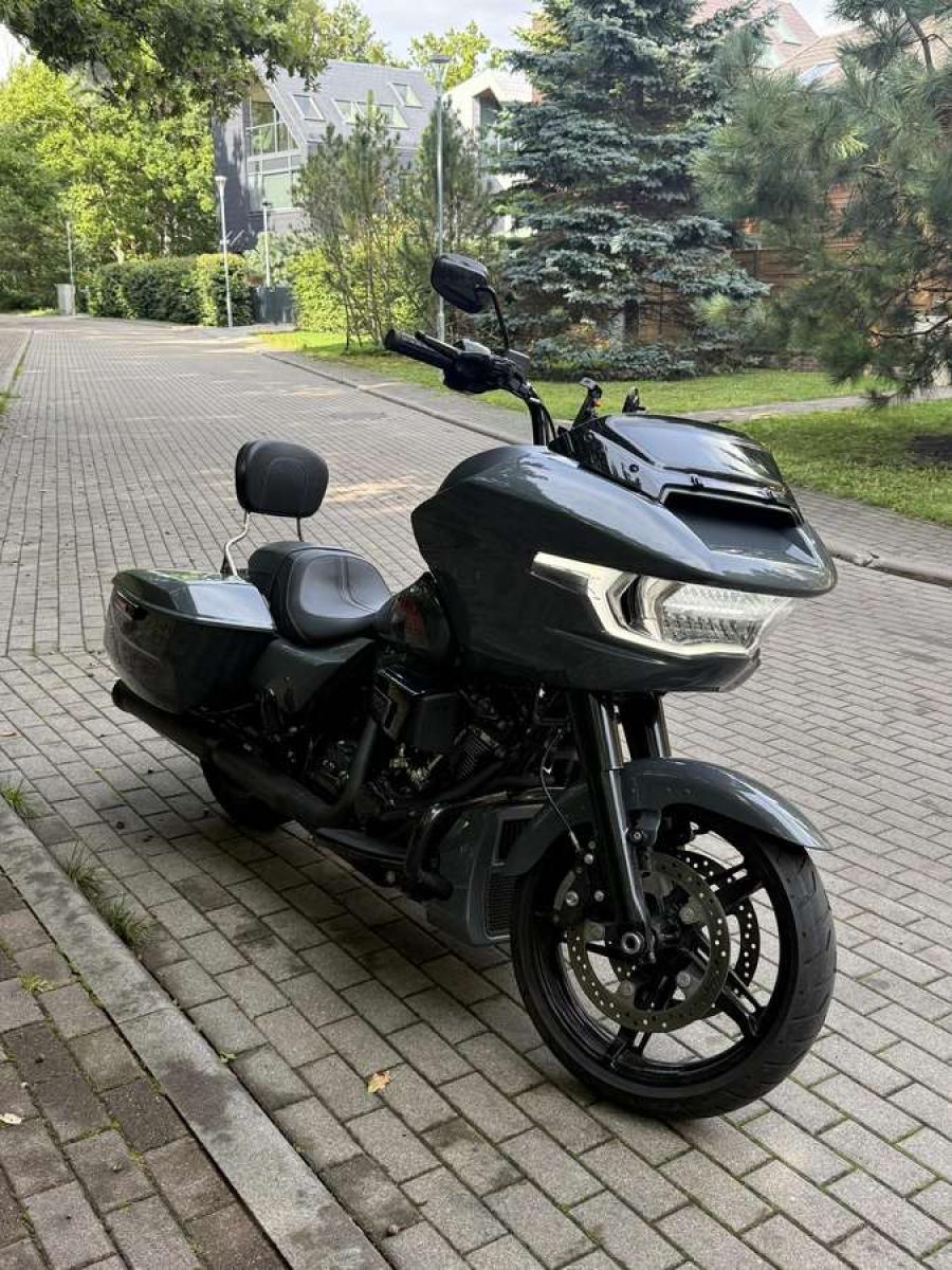 Pelēks Harley-Davidson Road Glide 2024 Klaipėda, ar dzinēja tilpumu 0.00 L un nobraukumu 14 tūkst. km par 23300 €, foto 5 vietnē AUTOMOTO.COM.LV
