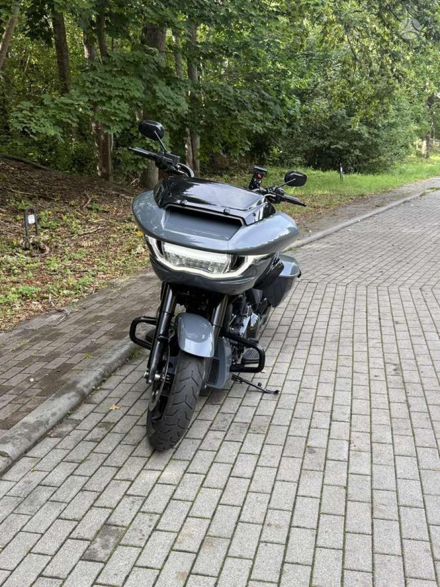 Pelēks Harley-Davidson Road Glide 2024 Klaipėda, ar dzinēja tilpumu 0.00 L un nobraukumu 14 tūkst. km par 23300 €, foto 10 vietnē AUTOMOTO.COM.LV