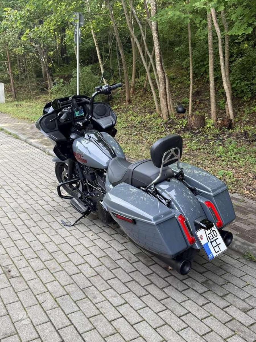 Pelēks Harley-Davidson Road Glide 2024 Klaipėda, ar dzinēja tilpumu 0.00 L un nobraukumu 14 tūkst. km par 23300 €, foto 11 vietnē AUTOMOTO.COM.LV