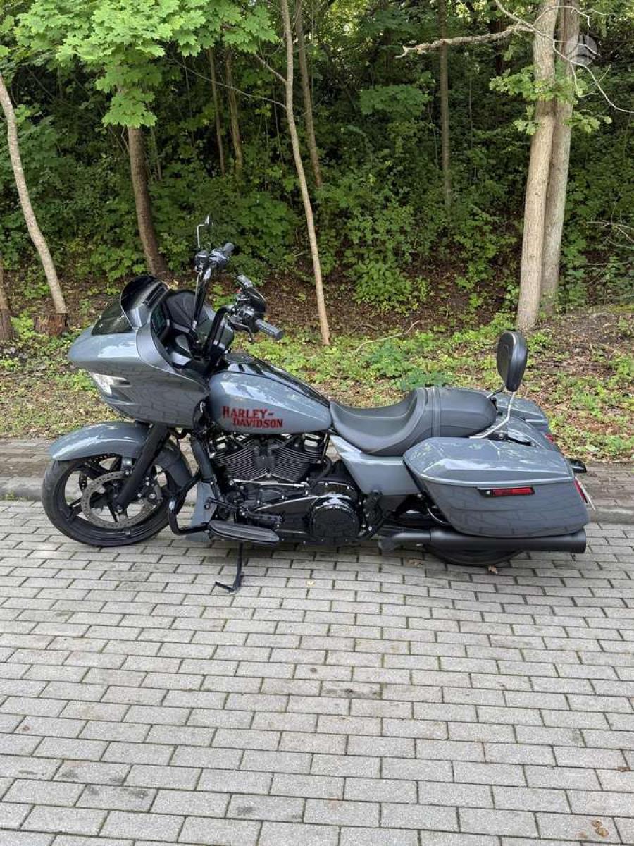 Pelēks Harley-Davidson Road Glide 2024 Klaipėda, ar dzinēja tilpumu 0.00 L un nobraukumu 14 tūkst. km par 23300 €, foto 12 vietnē AUTOMOTO.COM.LV