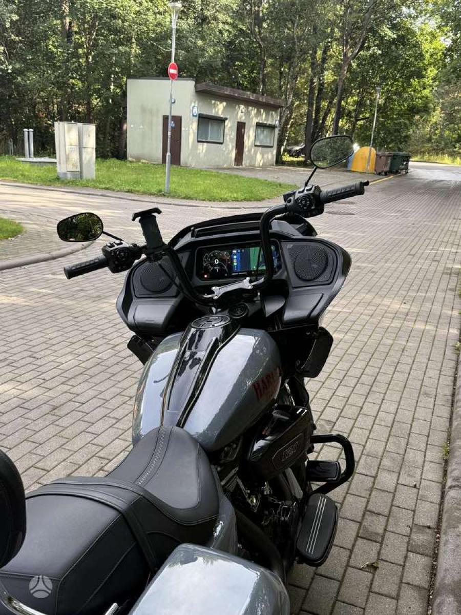 Pelēks Harley-Davidson Road Glide 2024 Klaipėda, ar dzinēja tilpumu 0.00 L un nobraukumu 14 tūkst. km par 23300 €, foto 16 vietnē AUTOMOTO.COM.LV