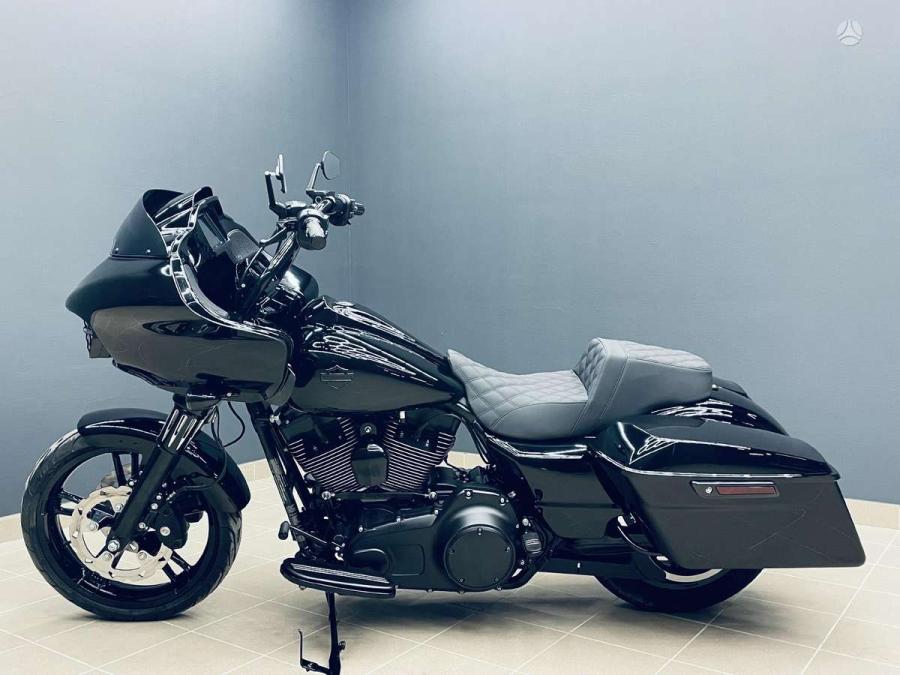 Harley-Davidson Road Glide 2015 in Siauliai, with an engine capacity of 1.70 L and mileage of 25 thousand km for 16500 €, photo 4 on AUTOMOTO.COM.LV