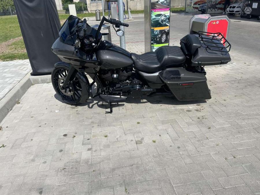 Harley-Davidson Road Glide 2017 Klaipėda, ar dzinēja tilpumu 18.00 L un nobraukumu 21 tūkst. km par 17900 €, foto 1 vietnē AUTOMOTO.COM.LV