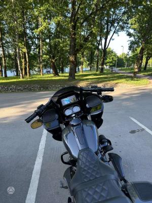 Harley-Davidson Road Glide 2017 Klaipėda, ar dzinēja tilpumu 18.00 L un nobraukumu 21 tūkst. km par 17900 €, foto 4 vietnē AUTOMOTO.COM.LV