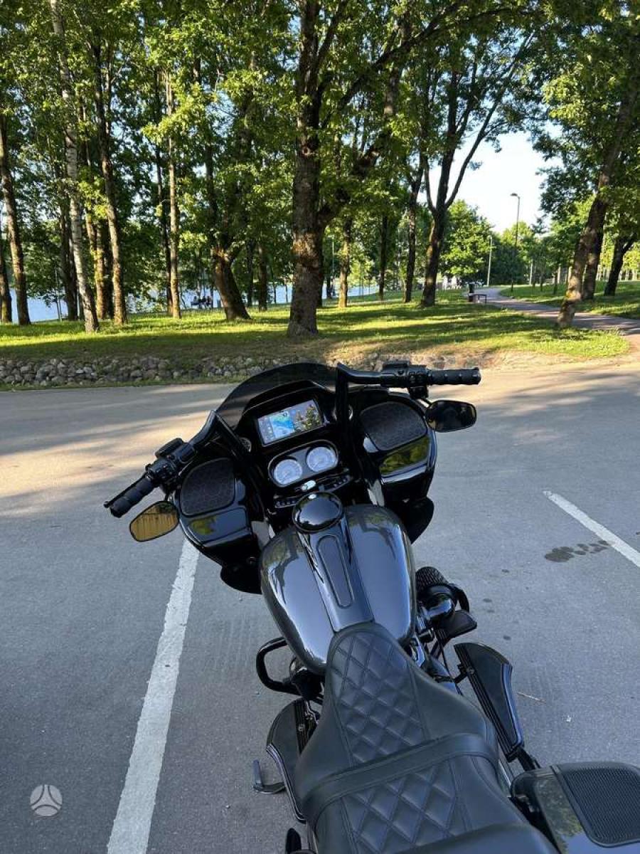 Harley-Davidson Road Glide 2017 Klaipėda, ar dzinēja tilpumu 18.00 L un nobraukumu 21 tūkst. km par 17900 €, foto 4 vietnē AUTOMOTO.COM.LV