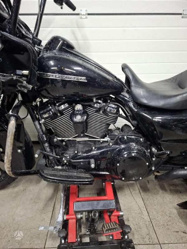 Harley-Davidson Road Glide 2018 in Ukmerge, with an engine capacity of 0.00 L and mileage of 32 thousand km for 8700 €, photo 11 on AUTOMOTO.COM.LV