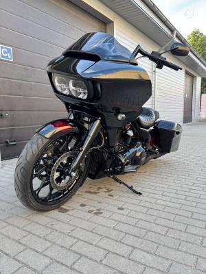 Harley-Davidson Road Glide 2018 in Klaipeda, with an engine capacity of 1.90 L and mileage of 32 thousand km for 17500 €, photo  on AUTOMOTO.COM.LV