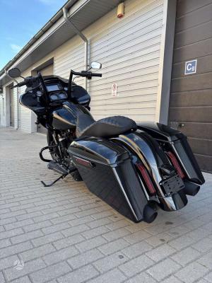 Harley-Davidson Road Glide 2018 in Klaipeda, with an engine capacity of 1.90 L and mileage of 32 thousand km for 17500 €, photo 4 on AUTOMOTO.COM.LV