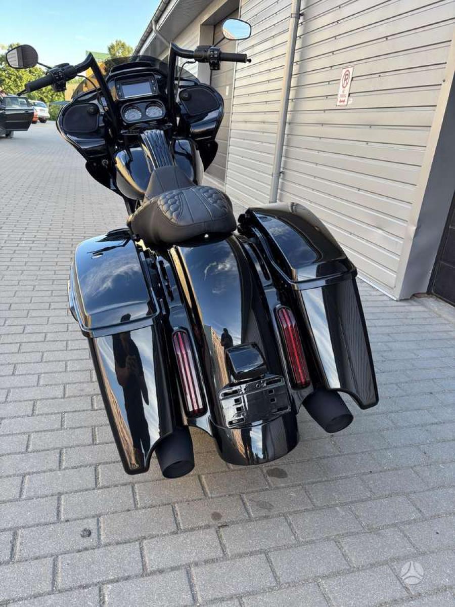 Harley-Davidson Road Glide 2018 in Klaipeda, with an engine capacity of 1.90 L and mileage of 32 thousand km for 17500 €, photo 5 on AUTOMOTO.COM.LV