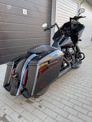Harley-Davidson Road Glide 2018 in Klaipeda, with an engine capacity of 1.90 L and mileage of 32 thousand km for 17500 €, photo 6 on AUTOMOTO.COM.LV