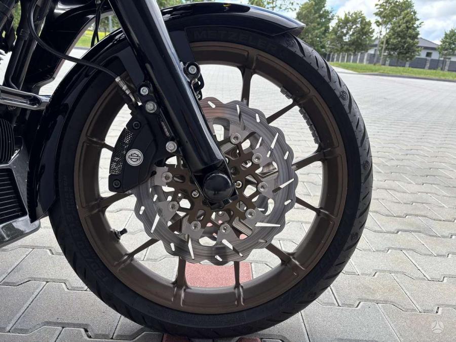 Harley-Davidson Road Glide 2020 in Siauliai, with an engine capacity of 1.89 L and mileage of 5 thousand km for 19200 €, photo 7 on AUTOMOTO.COM.LV