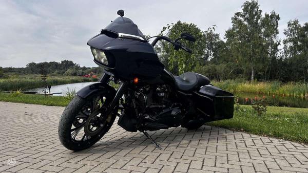 Harley-Davidson Road Glide 2021 Utena, ar dzinēja tilpumu 1.87 L un nobraukumu 55 tūkst. km par 16500 €, foto 1 vietnē AUTOMOTO.COM.LV