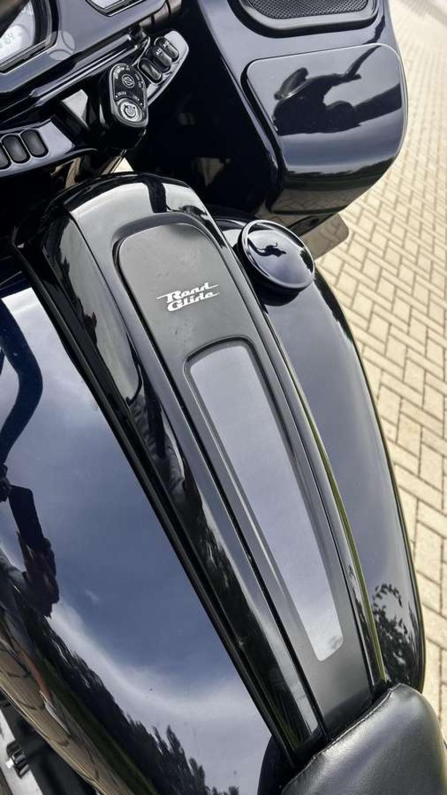 Harley-Davidson Road Glide 2021 Utena, ar dzinēja tilpumu 1.87 L un nobraukumu 55 tūkst. km par 16500 €, foto 20 vietnē AUTOMOTO.COM.LV