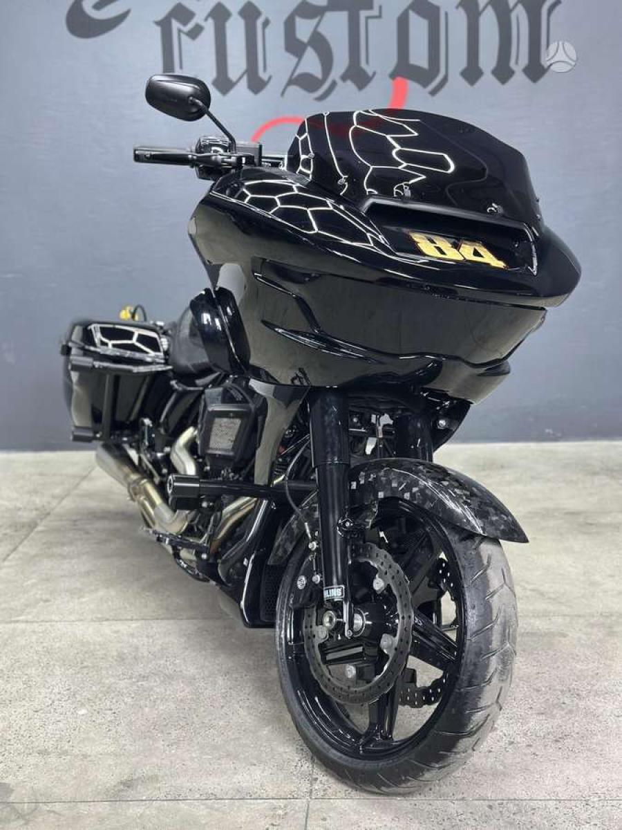 Harley-Davidson Road Glide 2024 Kauņa, ar dzinēja tilpumu 1.92 L un nobraukumu 3 tūkst. km par 32549 €, foto 1 vietnē AUTOMOTO.COM.LV