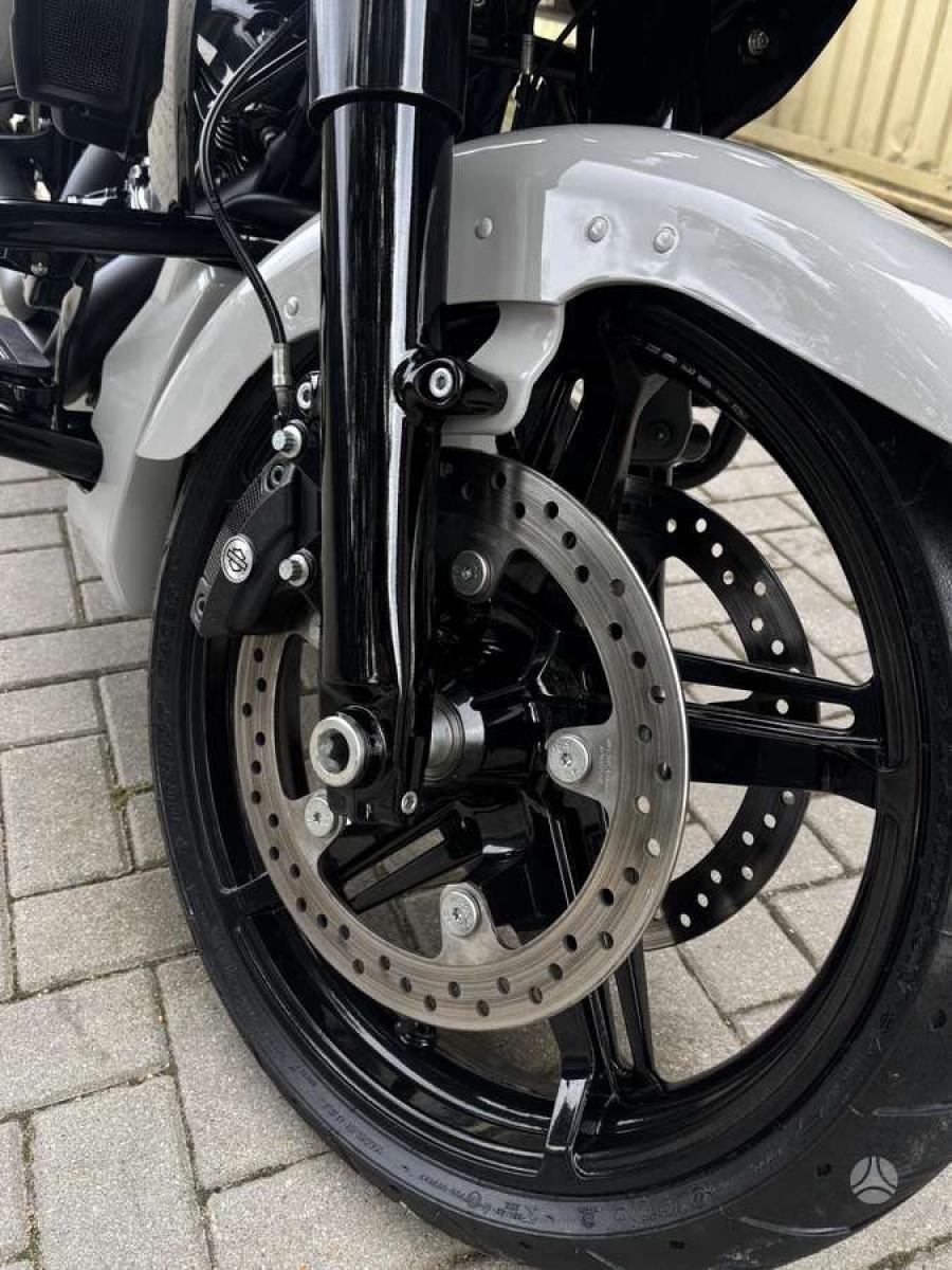 Harley-Davidson Road Glide 2025 Šauļi, ar dzinēja tilpumu 1.92 L un nobraukumu 12 tūkst. km par 22500 €, foto 6 vietnē AUTOMOTO.COM.LV