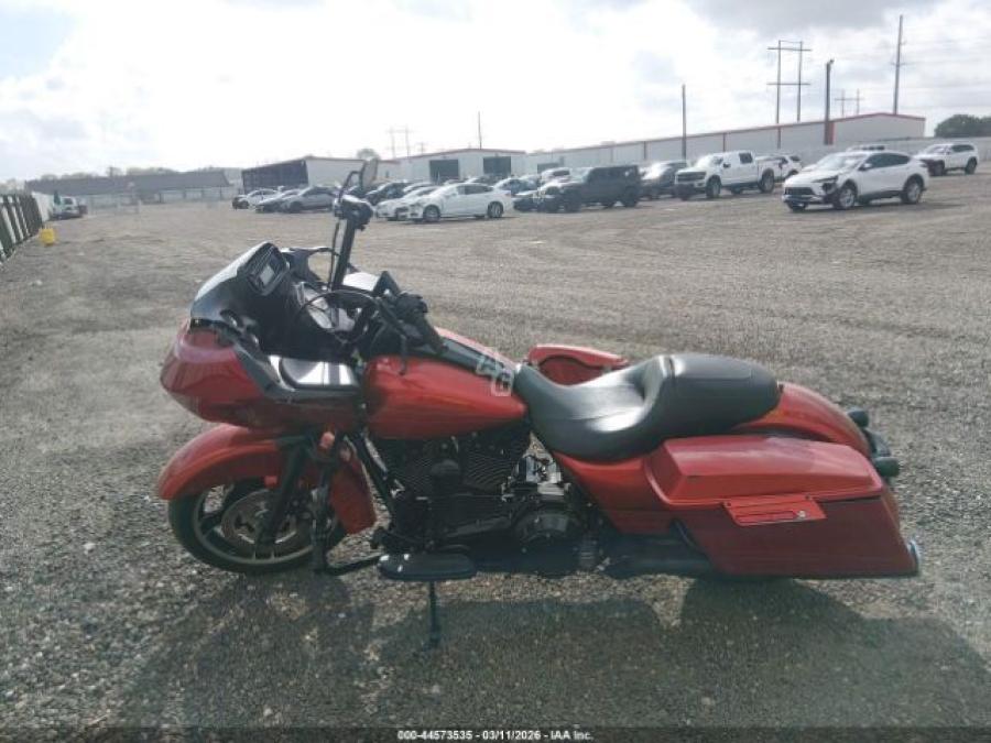 Red Harley-Davidson Road Glide 0 in Klaipeda, with an engine capacity of 0.00 L and mileage of 0 thousand km for 5000 €, photo 15 on AUTOMOTO.COM.LV