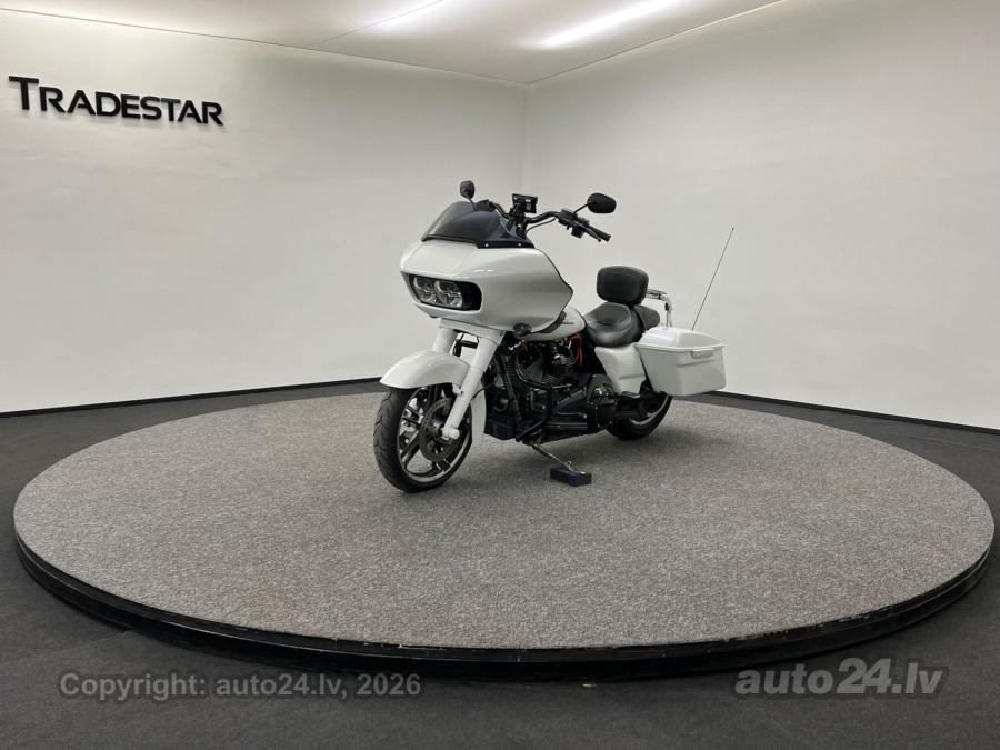 Balts Harley-Davidson Road Glide 2016 Pērnava, ar dzinēja tilpumu 1.69 L un nobraukumu 10 tūkst. km par 16990 €, foto 1 vietnē AUTOMOTO.COM.LV
