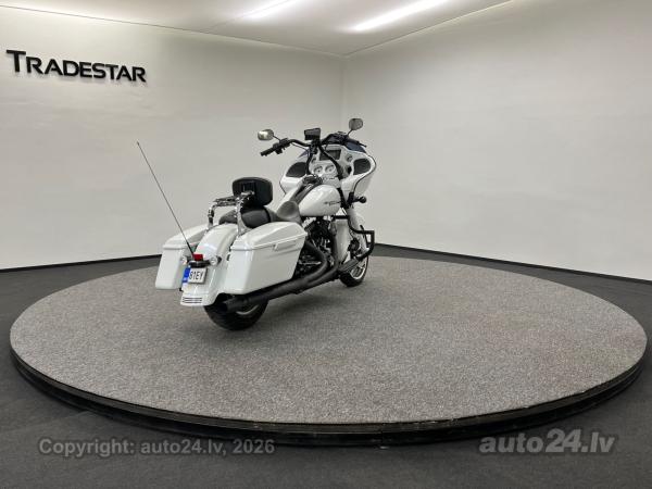 Balts Harley-Davidson Road Glide 2016 Pērnava, ar dzinēja tilpumu 1.69 L un nobraukumu 10 tūkst. km par 16990 €, foto 5 vietnē AUTOMOTO.COM.LV