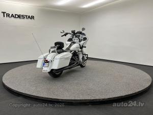 Balts Harley-Davidson Road Glide 2016 Pērnava, ar dzinēja tilpumu 1.69 L un nobraukumu 10 tūkst. km par 16990 €, foto 6 vietnē AUTOMOTO.COM.LV