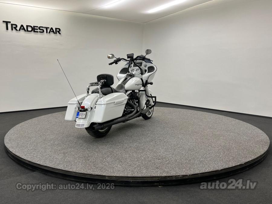Balts Harley-Davidson Road Glide 2016 Pērnava, ar dzinēja tilpumu 1.69 L un nobraukumu 10 tūkst. km par 16990 €, foto 6 vietnē AUTOMOTO.COM.LV